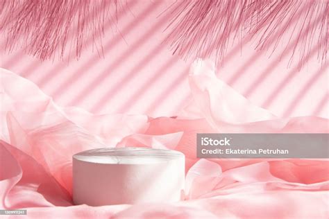 파스텔 핑크 배경에 빈 흰색 연단 하드 섀도우 최소한의 기하학적 연단 기하학적 모양이 있는 장면입니다 화장품 의 프리젠 테이션을위한 빈 쇼케이스 가벼운에 대한 스톡 사진 및