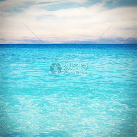背景与蓝天的水晶般清澈的大海高清图片下载 正版图片503455987 摄图网
