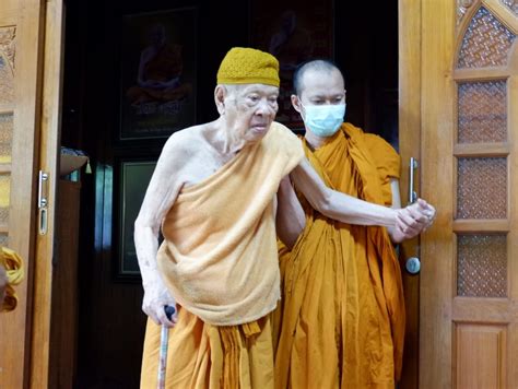 ถวายภัตตาหารเพลหลวงปู่แ วัดรางหมัน อำเภอกำแพงแสน จ นครปฐม