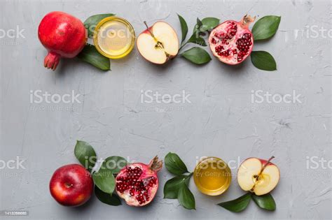 유태인 Rosh Hashanah 휴일 속성을 색칠한 배경에 상징으로 평평한 평신도 구성 Rosh Hashanah 개념 새해 휴가