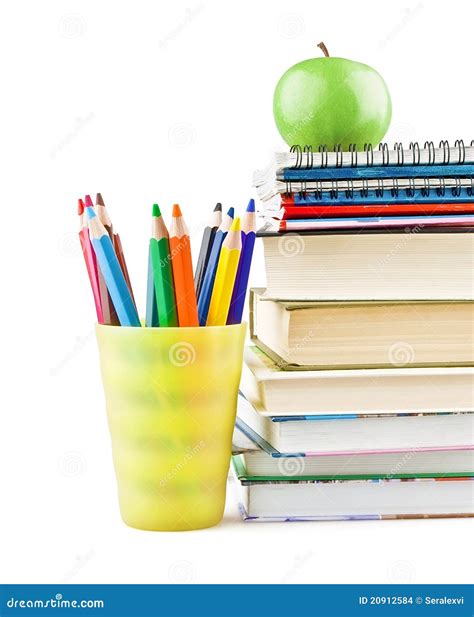 Libros De Textos Y Lápices Y Manzana Verde En Tapa Imagenes de archivo
