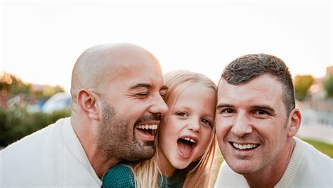 Padres Gays Felices Divirtiéndose Con Sus Hijos Al Aire Libre Familia