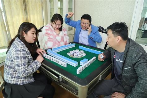 小伙在外打麻将，没想媳妇突然查岗，女牌友故意插话，结局太逗了搞笑幽默短剧好看视频