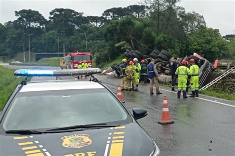 Motorista De Carreta Que Morreu Em Tombamento Na Rmc é Identificado
