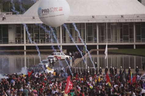 Manifestação Contra Pec De Gastos Vira Vandalismo E Destruição Na