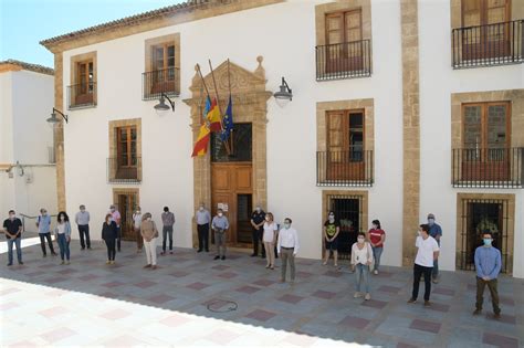 La Corporación Municipal De Xàbia Guarda Un Minuto De Silencio Por Las
