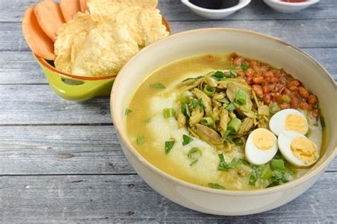 Bubur Ayam 인도네시아 쌀 콘지 또는 죽과 잘게 썬 닭고기 파 샐러리 튀긴 콩 삶은 달걀 노란 닭 육수 및 Kerupuk