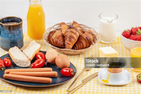 커피 크로와상 소시지 계란 신선한 딸기 우유 버터 오렌지 주스와 함께 아침 식사 0명에 대한 스톡 사진 및 기타 이미지 Istock