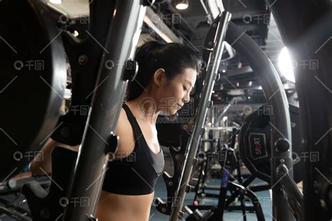 背心高清图片 年轻女子在健身房练习举哑铃1968 生活方式免费下载 格式 5472像素 编号67696866 千图网