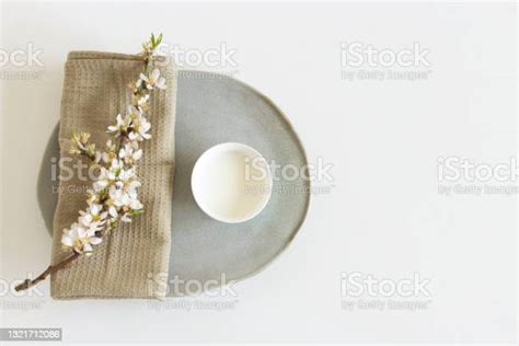 흰색 배경에 아몬드 우유와 아몬드 우유 컵의 꽃 가지 건강한 식습관 공간을 복사합니다 0명에 대한 스톡 사진 및 기타 이미지