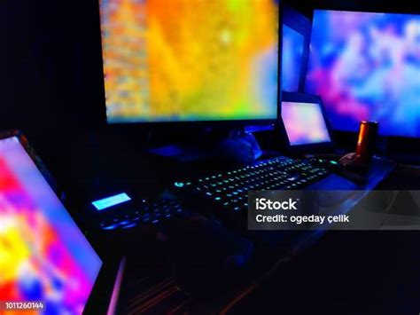 데스크톱 Pc를 디자인 하는 워크스테이션 게임 렌더링 다중 화면에 대한 스톡 사진 및 기타 이미지 다중 화면 데스크탑