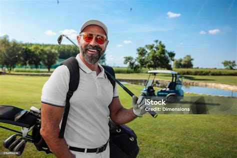 필드에 서서 카메라를 향해 미소 짓는 행복한 성숙한 골퍼 골프에 대한 스톡 사진 및 기타 이미지 골프 골프 선수 행복