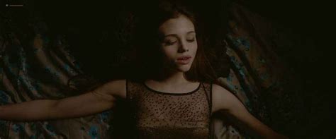 India Eisley Nue Dans Look Away Olympine
