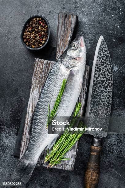 신선한 생 농어 또는 농어 물고기 요리 준비 나무 보드에 검은 색 배경 위쪽 보기 건강한 식생활에 대한 스톡 사진 및 기타 이미지 건강한 식생활 검은색 낚시 Istock