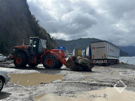 ბათუმი სარფის საავტომობილო გზაზე მეწყერი ჩამოწვა მოძრაობა აღდგენილია მიმდინარეობს გაწმენდითი