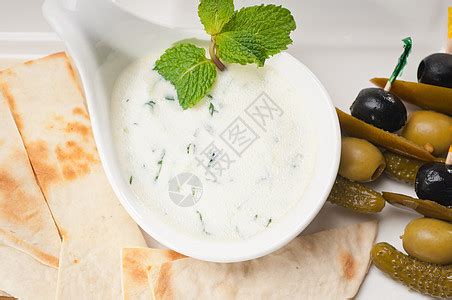 希腊语 Tzatziki 酸奶酱和皮塔面包香料薄荷午餐美食黄瓜小吃营养盘子奶制品奶油高清图片下载 正版图片321531158 摄图网