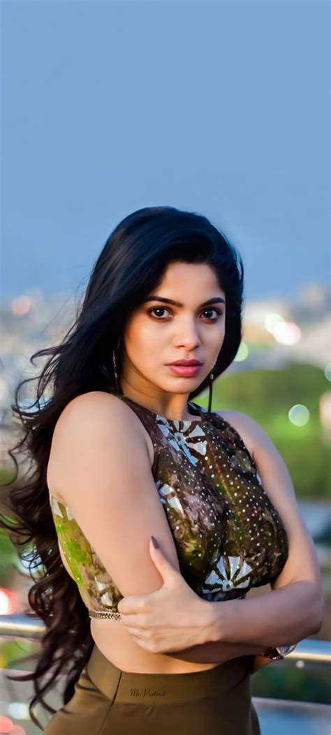 Divya Bharathi Phone Wallpapers