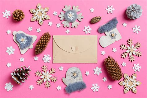 분홍색 크리스마스 배경에 공예 봉투 휴일 장난감 및 장식의 상단보기 새해 시간 컨셉 Diy에 대한 스톡 사진 및 기타 이미지 Diy 강림절 겨울 Istock