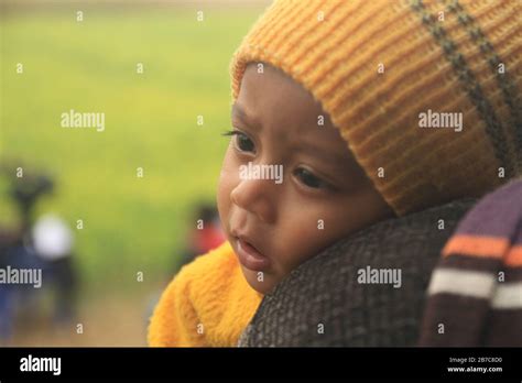 Ein Kind Aus Bangladesch Das Einen Gelben Pullover Tr Gt Bezahlt Mit Seinem Vater Im Winter In