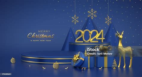 크리스마스 장면과 파란색 배경에 있는 3d 원형 플랫폼 3d 황금 숫자 2024 사슴 빛나는 눈송이 공 선물 상자 금색 금속