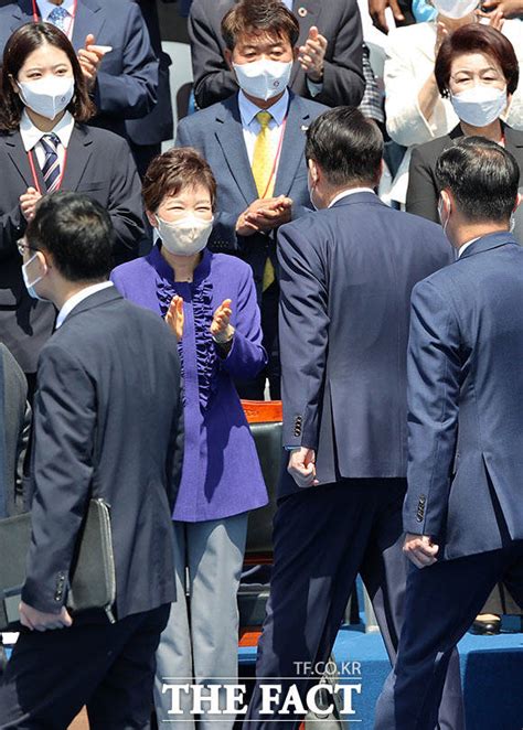 문재인·박근혜 전 대통령과 인사하는 윤석열 대통령 Tf포착 포토 기사 더팩트