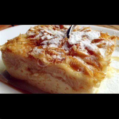 Блага млечна баничка с готови кори печеш заливаш и хапваш най