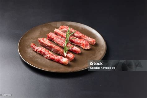 대리석 질감의 희귀 슬라이스 와규 회색 돌 배너 배경에 격리된 검은 접시 음식에 구운 일본과 한국의 희귀 쇠고기 0명에 대한 스톡 사진 및 기타 이미지 Istock