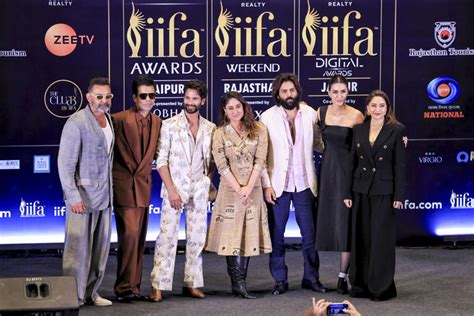 Shahid Kapoor Kareena Kapoor Khan Reunite On Iifa 2025 Stage