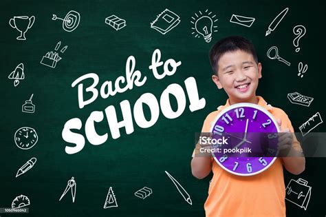 다시 학교로 아시아 아이와 편지지 텍스트 개체 활동 학습 손으로 그린 녹색 칠판 학교 개념을 다시 교육에 대 한 제공 합니다 가위에 대한 스톡 사진 및 기타 이미지 Istock