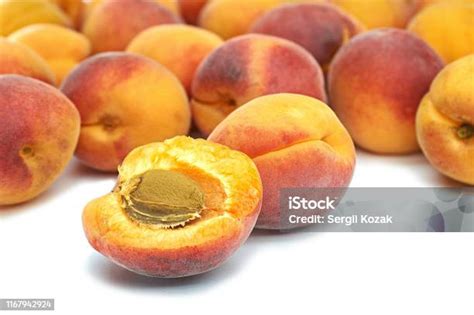 흰색 배경에 살구 노란색 빨간색 달콤한 달콤한 육즙 과일 0명에 대한 스톡 사진 및 기타 이미지 0명 과일 노랑 Istock