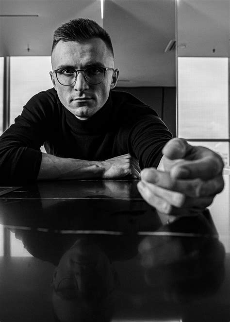 мужской портрет в 2024 г Мужской портрет Портреты мужчин Портрет