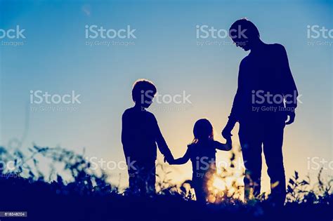 일몰에 아들과 딸 도보와 아버지 가족에 대한 스톡 사진 및 기타 이미지 가족 걷기 남자 Istock