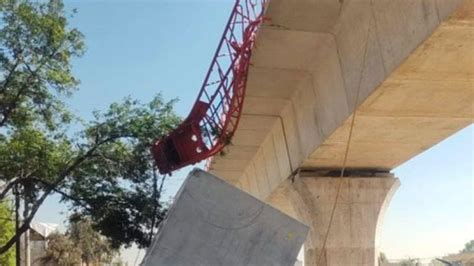 Cae estructura de tren interurbano México Toluca muy cerca de
