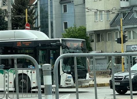 Автобус на градския транспорт и кола се блъснаха в София