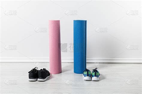 在家里的地板上放运动鞋和健身垫