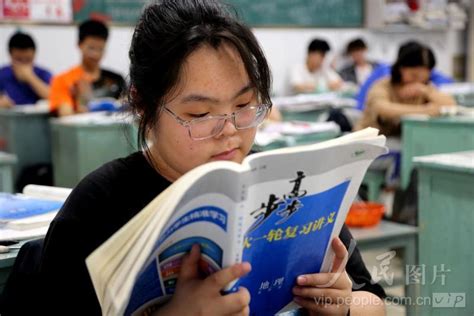 江苏连云港：挑灯夜读 备战高考 人民图片网