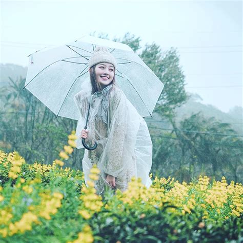 Fun假趣旅行 旅行遇到下雨天怎麼辦呢？ 穿上雨衣、雨鞋，帶上透明傘☔️ 照樣說走就走啊～ 雨中漫步、玩耍， 還是要拍得很甜美 讓雨天也能