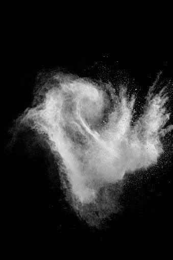 黒い背景に対する白い粉の爆発雲白い塵の粒子が飛び散る 雪のストックフォトや画像を多数ご用意 雪 しぶき しぶきを上げる Istock