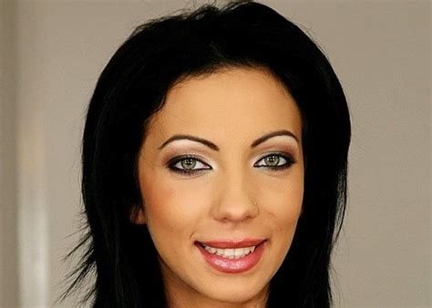 Abelia Biography Wiki Age Height Career Photos And More