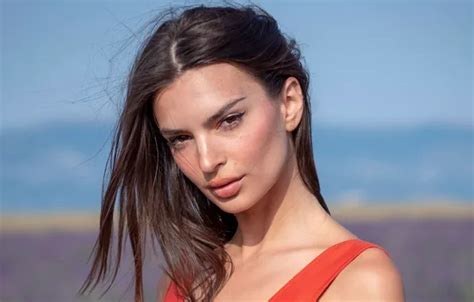 Download Wallpaper Look Girl Face Model Hair Brunette Lips Emily Ratajkowski Section