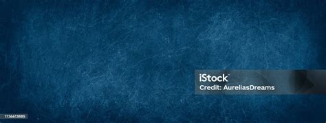 짙은 짙은 파란색 그런지 배경 낟알 모양의 시멘트 콘크리트 벽 또는 종이 표면 질감의 산업용 대리석 질감 헤더 배너 배경 디자인에 어두운 테두리와 복사 공간 배경이 있습니다