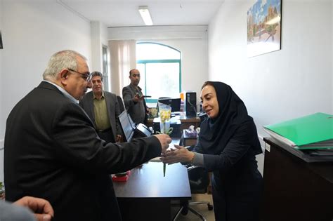 گرامیداشت میلاد حضرت فاطمهس و اهدای گل به بانوان کارمند توسط ریاست