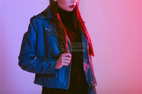 穿着皮夹克粉红色的时尚模特的剪影高清图片下载 正版图片503354471 摄图网