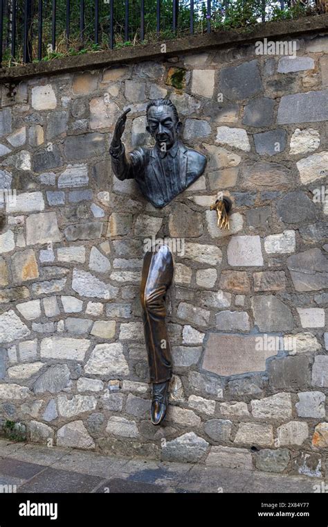 The Man Who Passes Through Walls Montmartre Paris Stock Photo Alamy