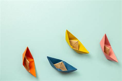 파란색 배경에 다채로운 종이 배송 같은 목적지로 향하는 선박 비즈니스 성공 경쟁 목표 개념 경쟁에 대한 스톡 사진 및 기타
