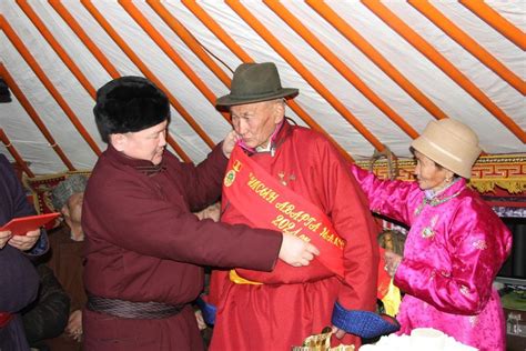 Улсын аварга малчин ЧЧоймпоролжав 4 өрхийг малжуулжээ