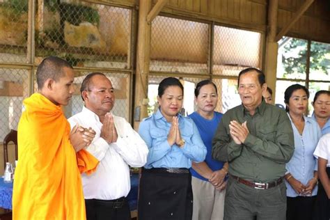 ថ្នាក់ដឹកនាំខេត្តកំពង់ឆ្នាំង នាំយកអំណោយមនុស្សធម៌ ទៅផ្តល់ជូនដល់កុមារកំព្រា២ធ្នូ ខេត្តកំពង់ឆ្នាំង