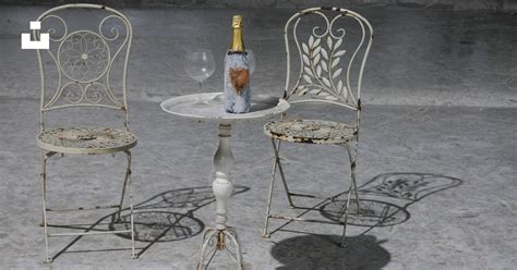 テーブルの上に白と茶色の陶器の花瓶2個の写真 Unsplashの飲むの無料画像