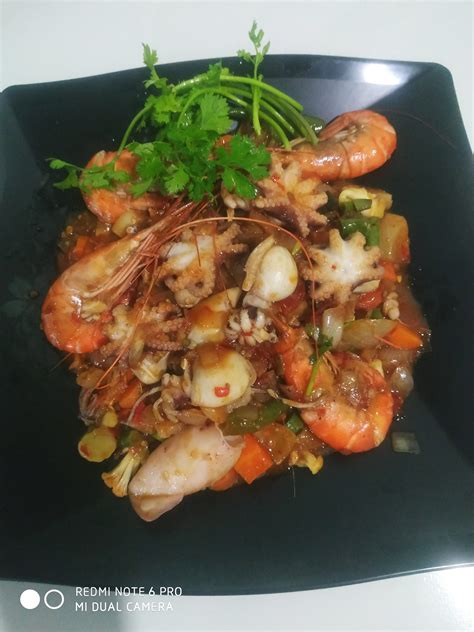 ပင်လယ်စာချဉ်စပ် ၂၀၀၀၀ တန်လေးပါရှင့်👍👌 မင်မင်တို့ဆိုင်မှာအားပေးနေကျ Big ကာကာကြီးတွေအတွက် ပြင်ဆင