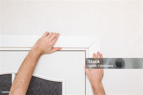 젊은 성인 남자 손 들고 흰색 새로운 나무 문 판자 프레임 조립 근접 촬영 관점 샷 가정의 수리 작업 리노베이션 프로세스 Diy